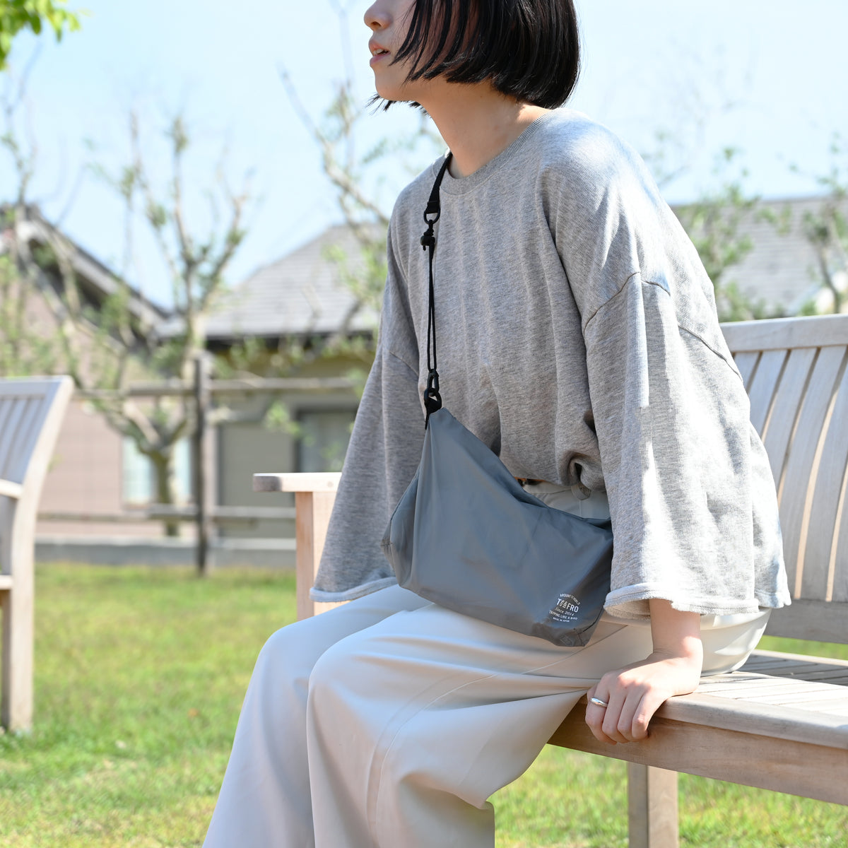 ULTIMATE LIGHT SHOULDER BAG -MINI- – TO&FRO 軽さをもってでかけよう。